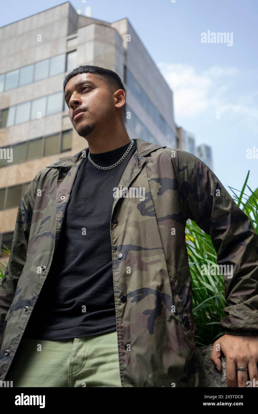 Man wearing camouflage pants hi-res stock photography and images - Alamy