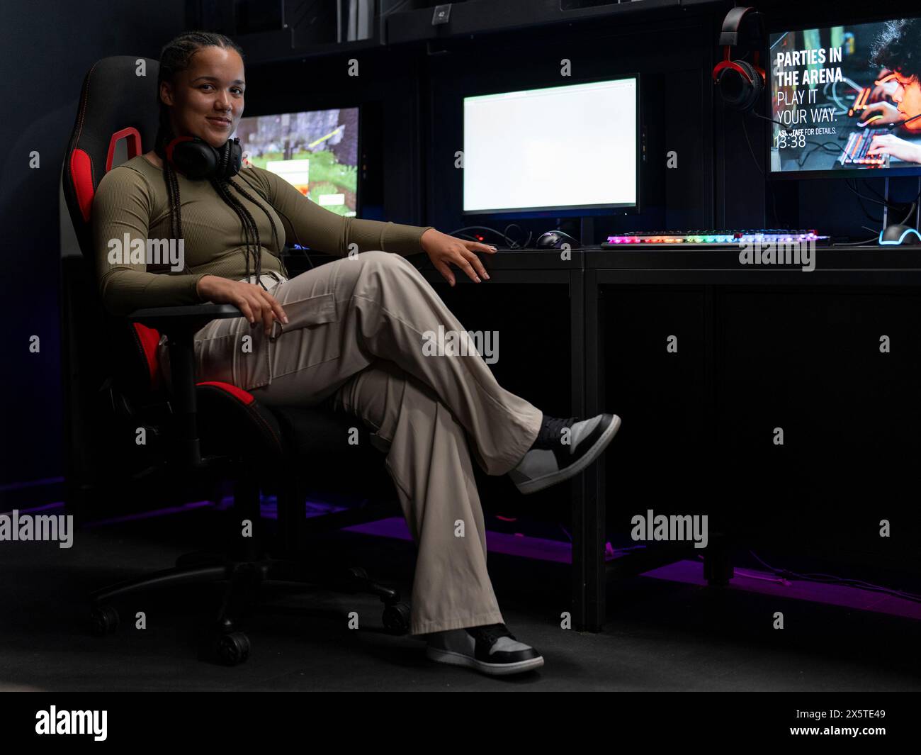 Young woman gamer keyboard hi-res stock photography and images - Alamy