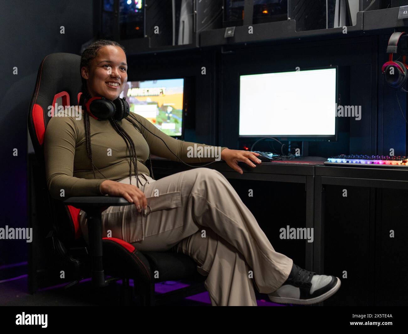 Crossed legs on chair hi-res stock photography and images - Alamy