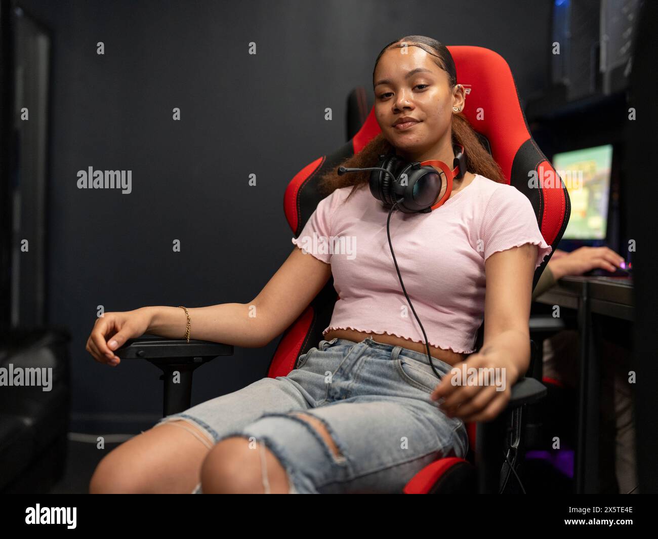 Pc gaming woman hi-res stock photography and images - Alamy