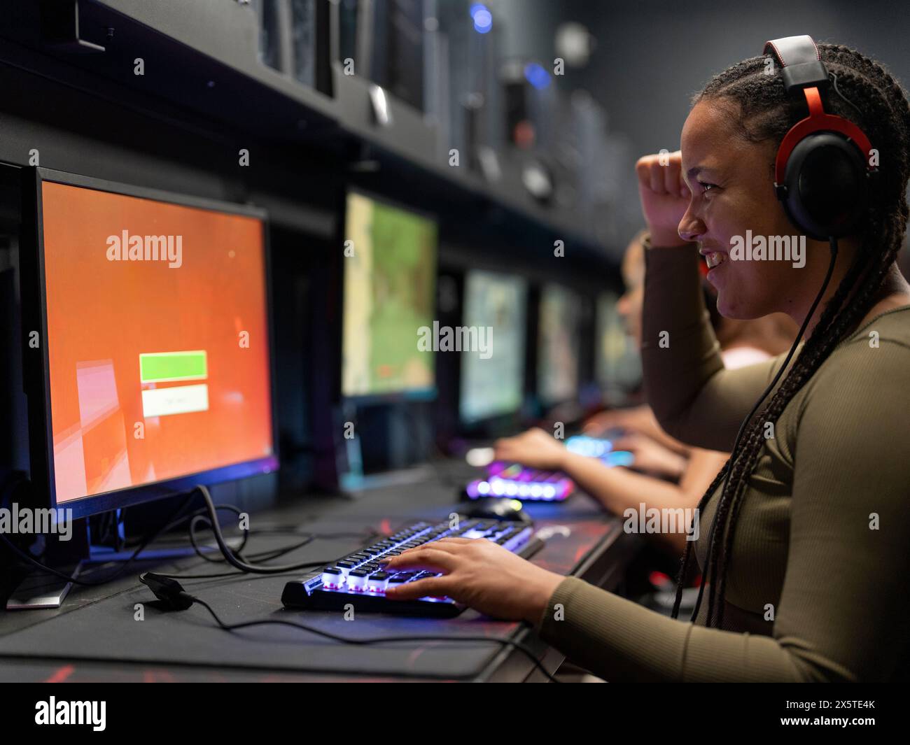 Pc gaming woman hi-res stock photography and images - Alamy