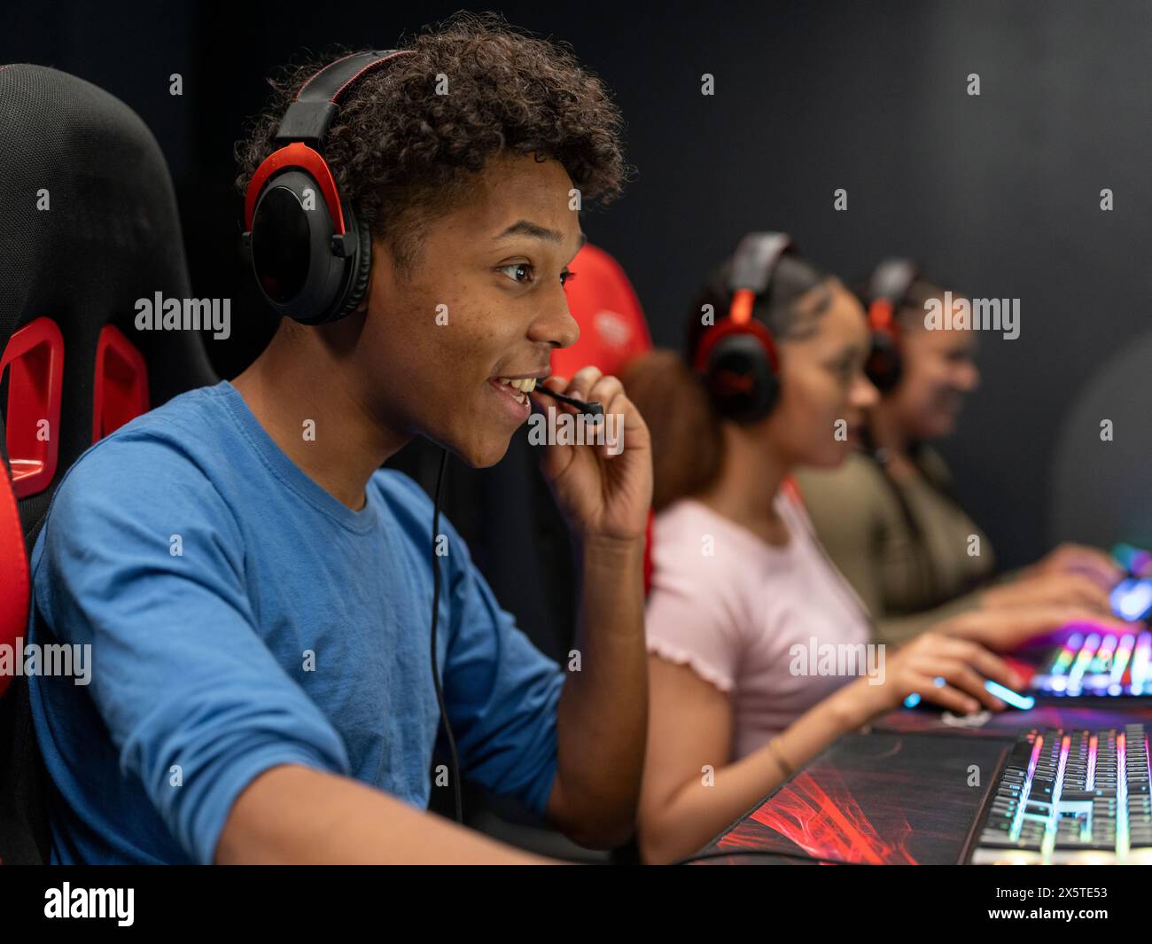 Gaming with friends hi-res stock photography and images - Alamy