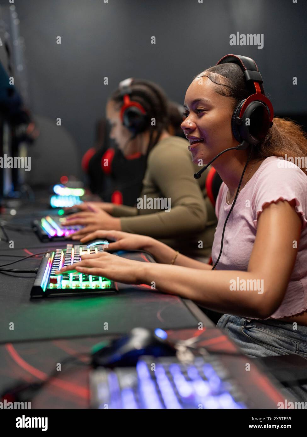 Female playing video games hi-res stock photography and images - Alamy