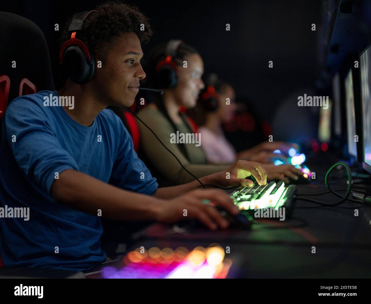 Playing pc games hi-res stock photography and images - Alamy