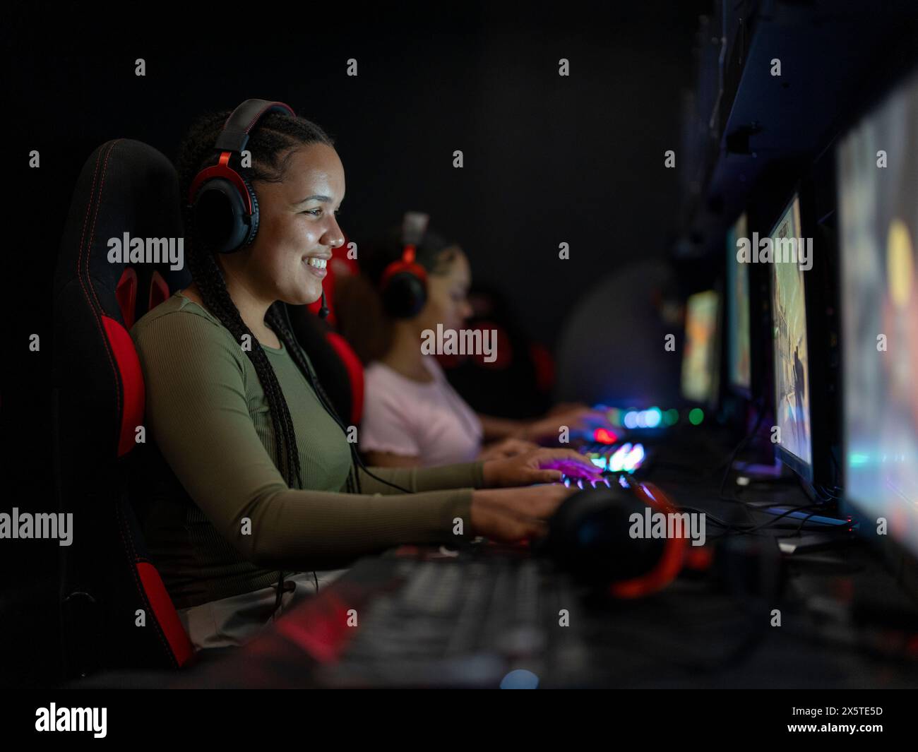 Diversity in gaming culture hi-res stock photography and images - Alamy