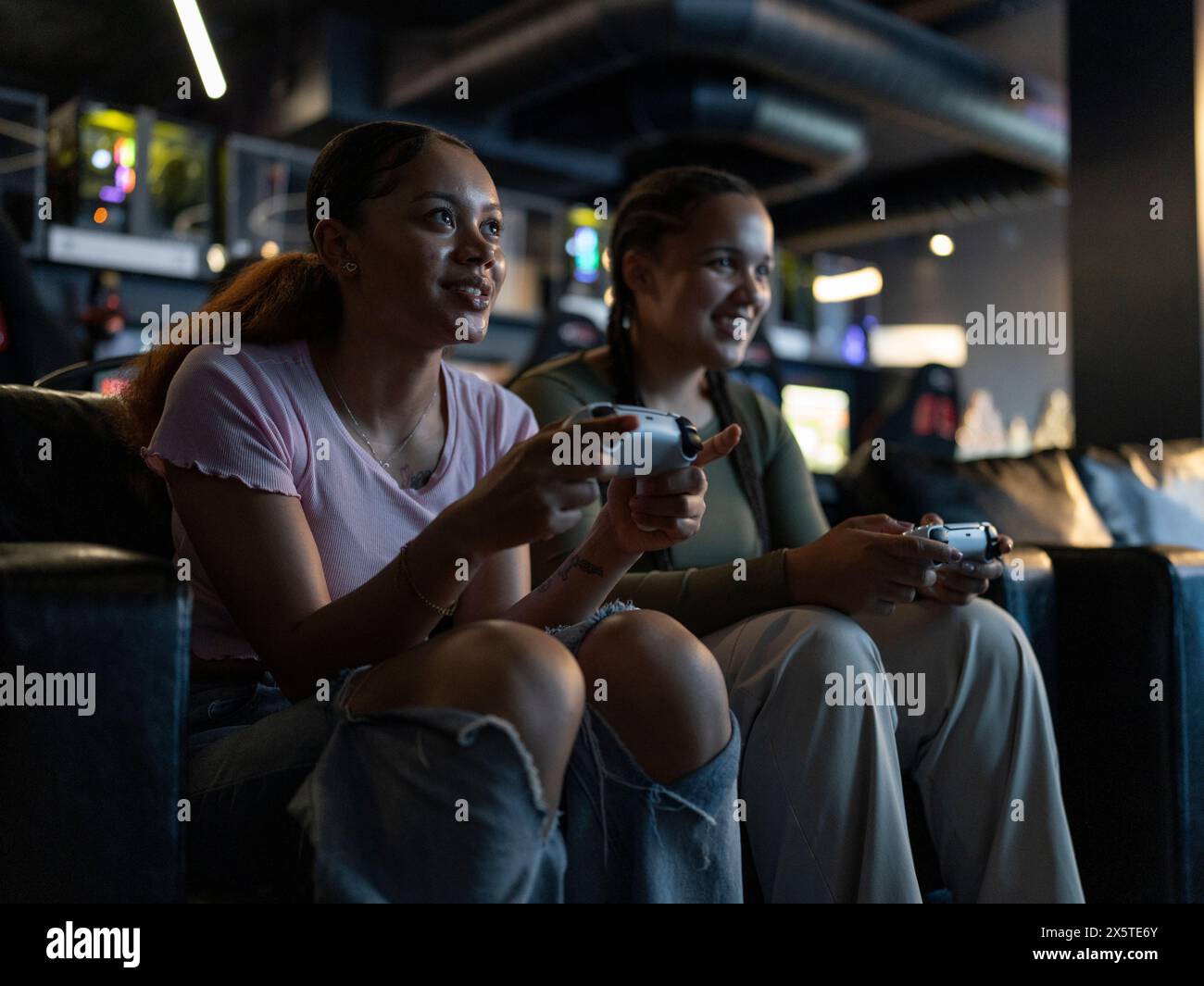 Female playing video games hi-res stock photography and images - Alamy