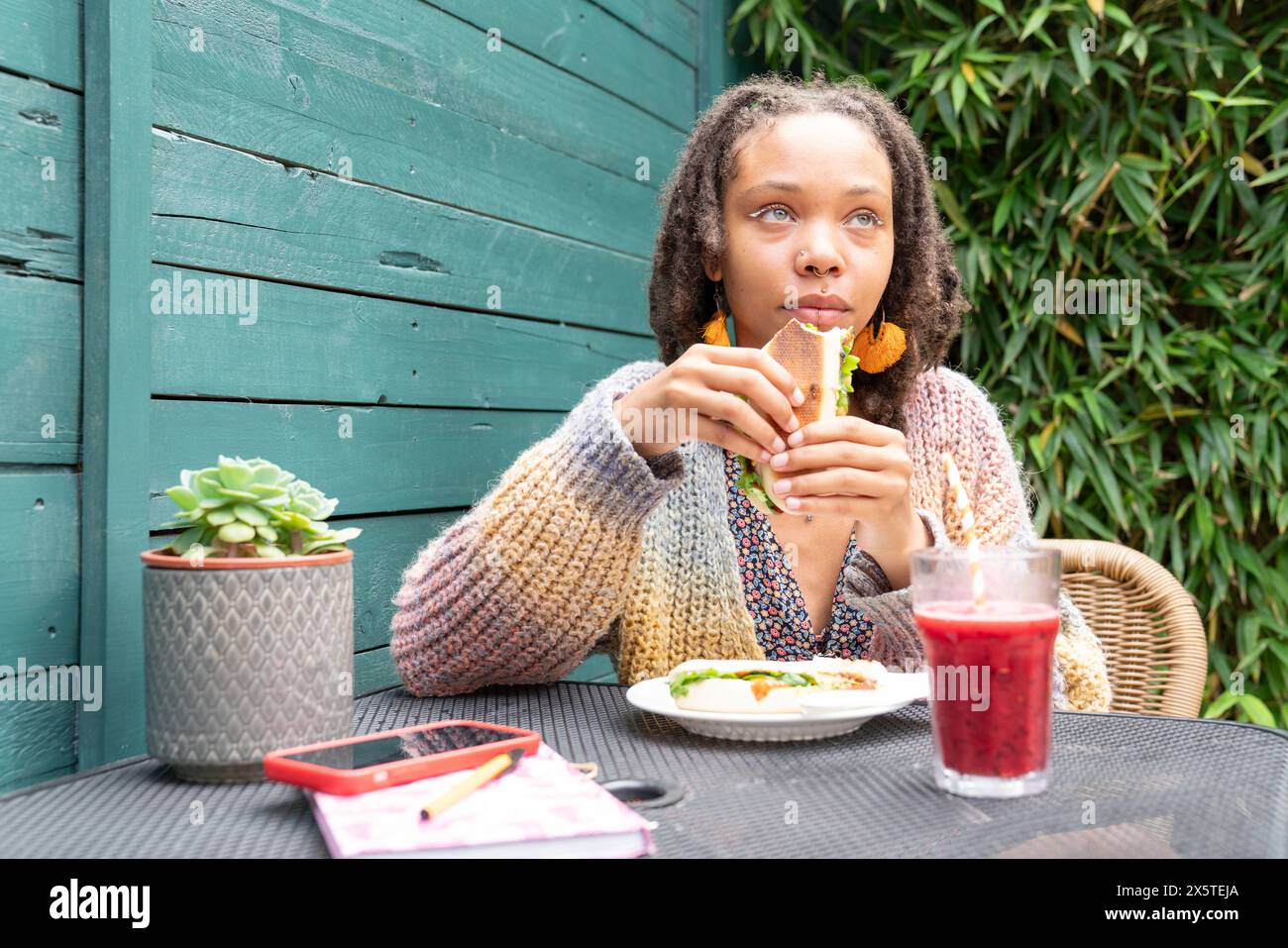 Young woman eating lunch sitting hi-res stock photography and images ...