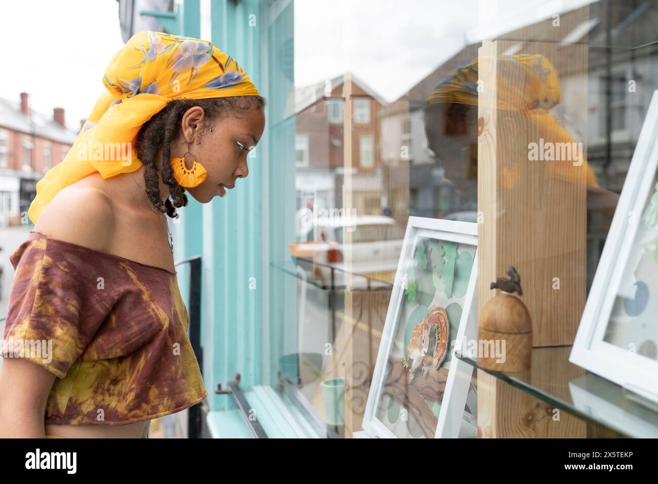 Art store window hi-res stock photography and images - Alamy