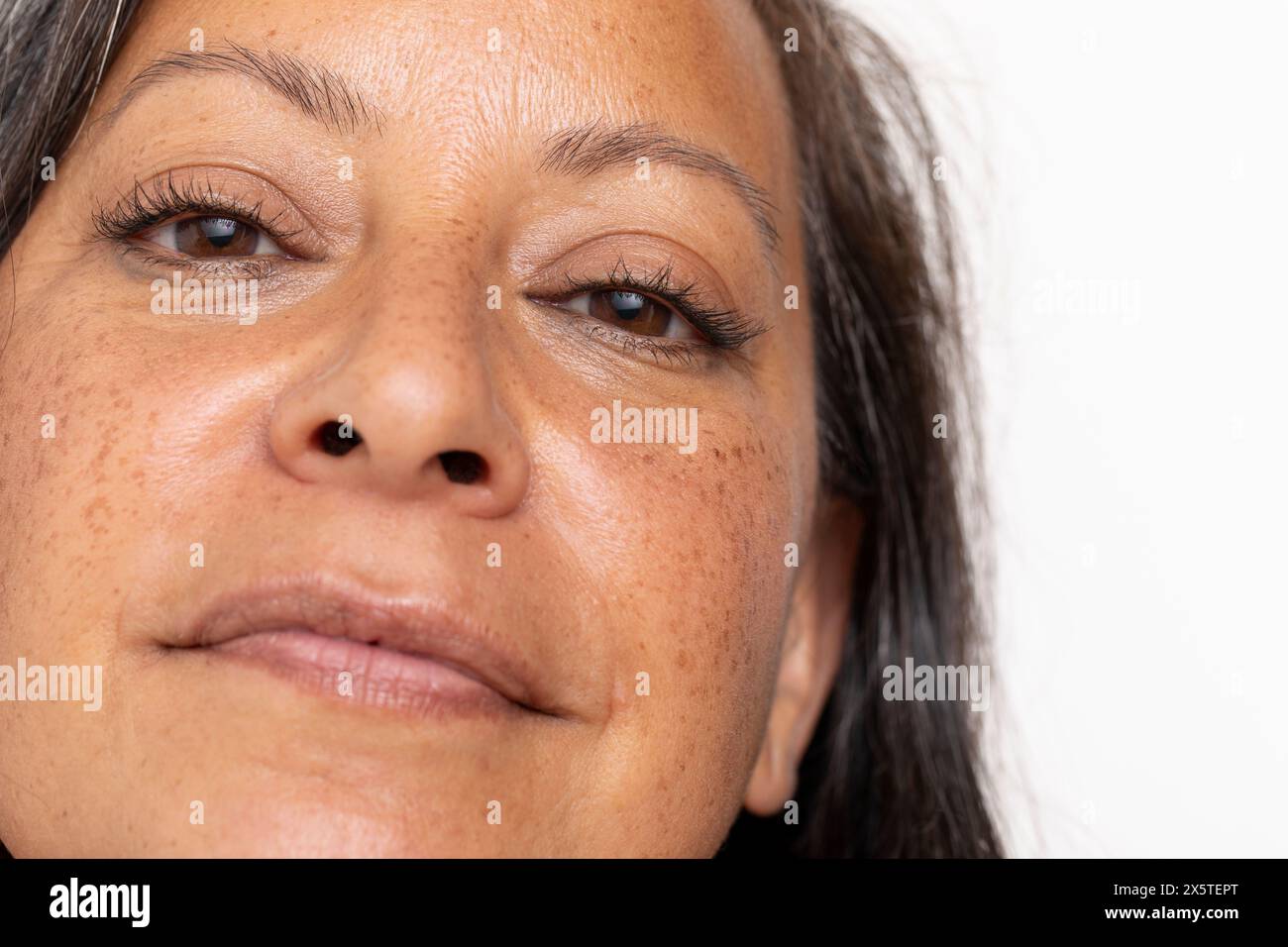 Woman looking camera close hi-res stock photography and images - Alamy