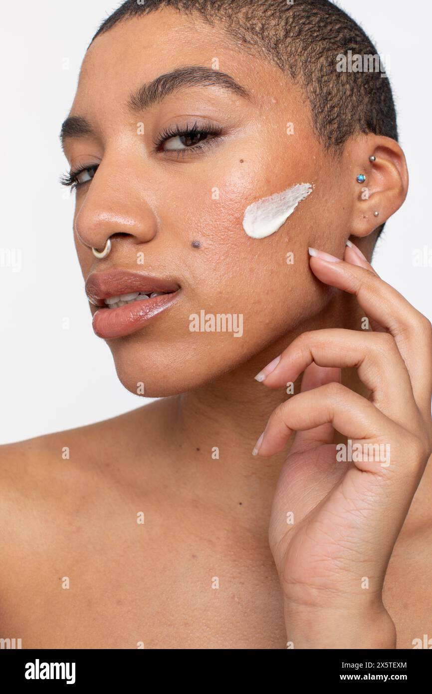 Woman with her hand on her cheek hi-res stock photography and images ...