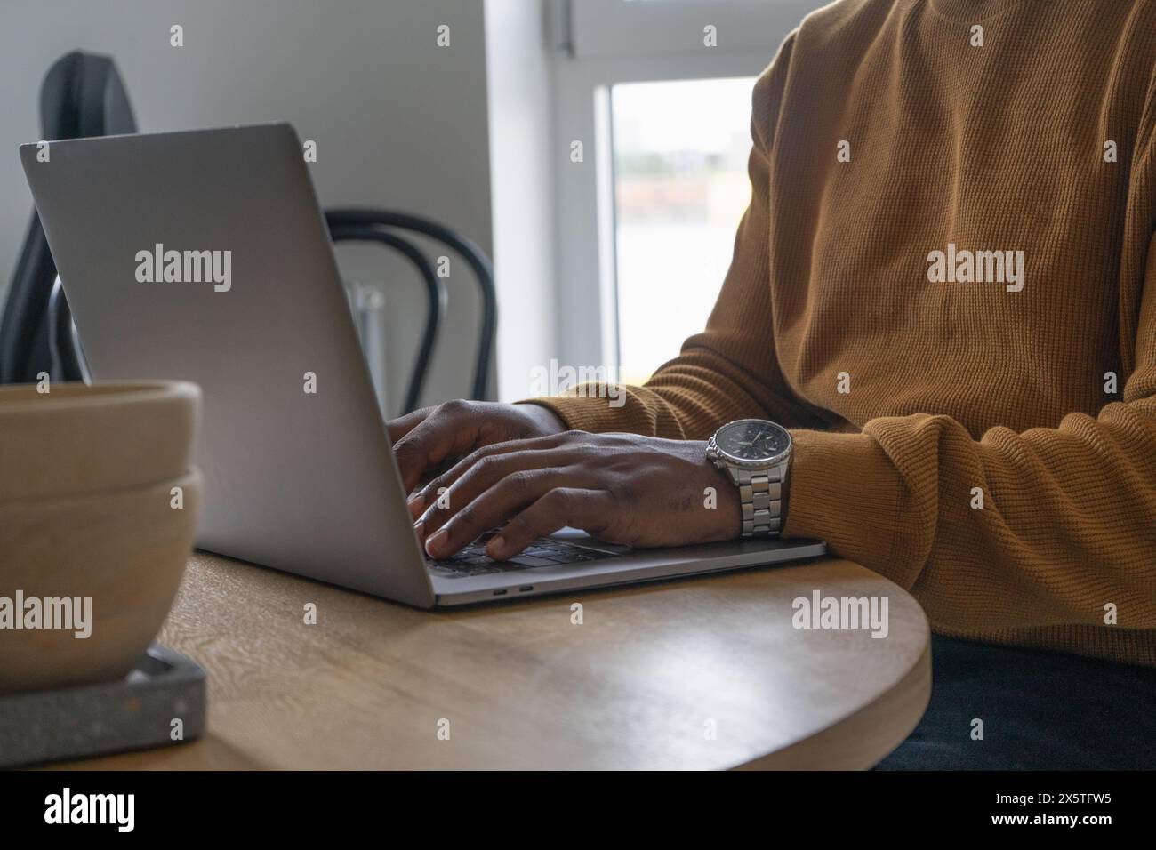 African man laptop table hi-res stock photography and images - Alamy