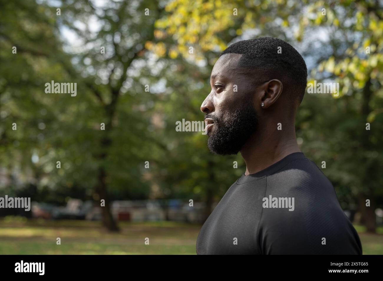 Man standing profile hi-res stock photography and images - Alamy