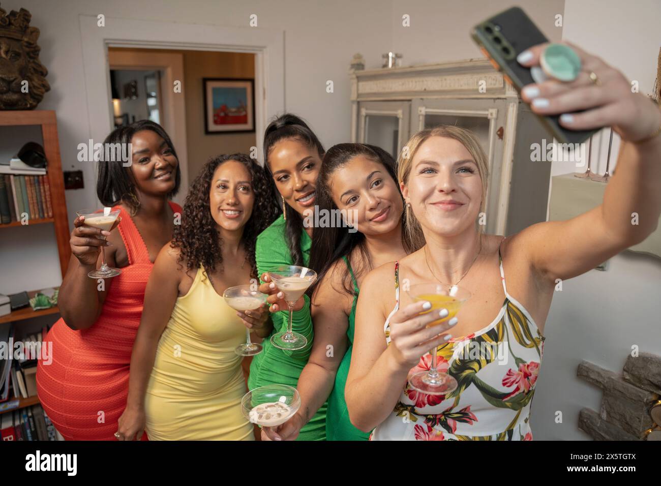 Beautiful mature women taking hi-res stock photography and images - Alamy