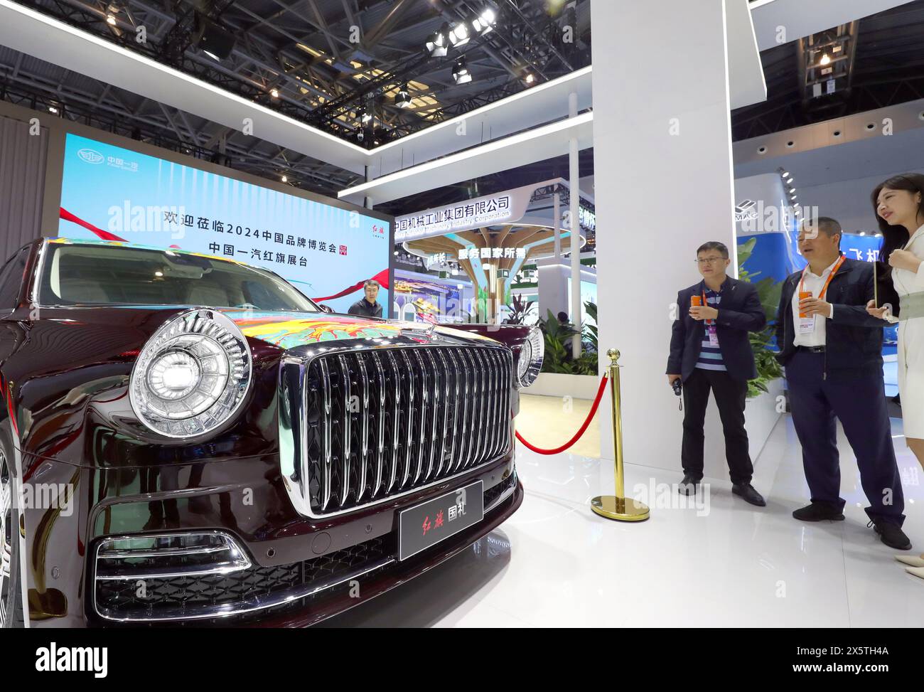 (240511) -- SHANGHAI, May 11, 2024 (Xinhua) -- Visitors view a vehicle ...