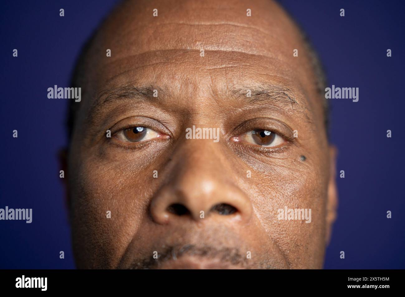 Man looking camera close hi-res stock photography and images - Alamy