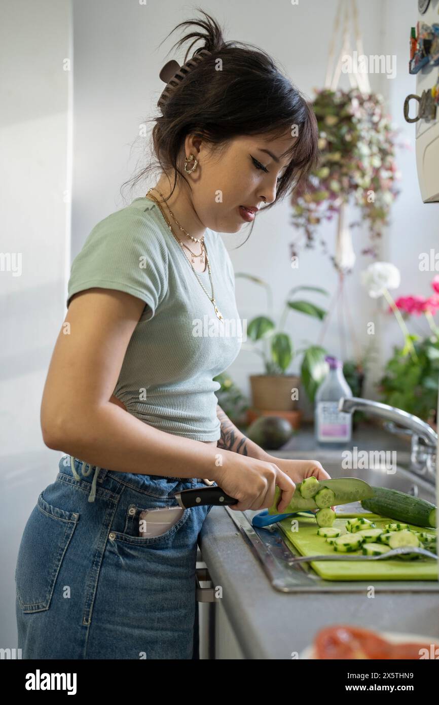 Kitchen chopping vegetables hi-res stock photography and images - Alamy