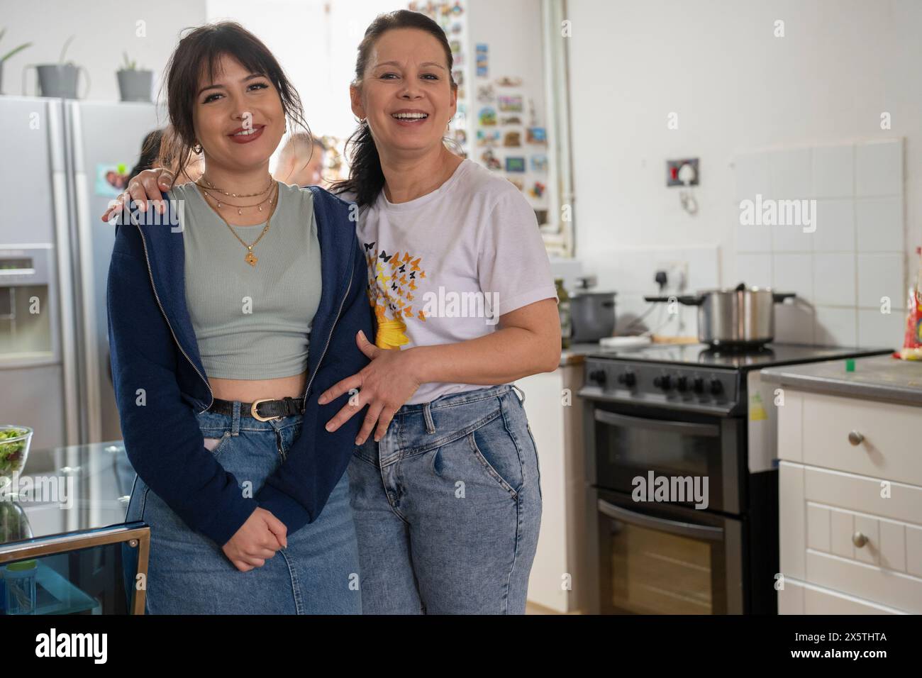 Portrait family in kitchen hi-res stock photography and images - Alamy