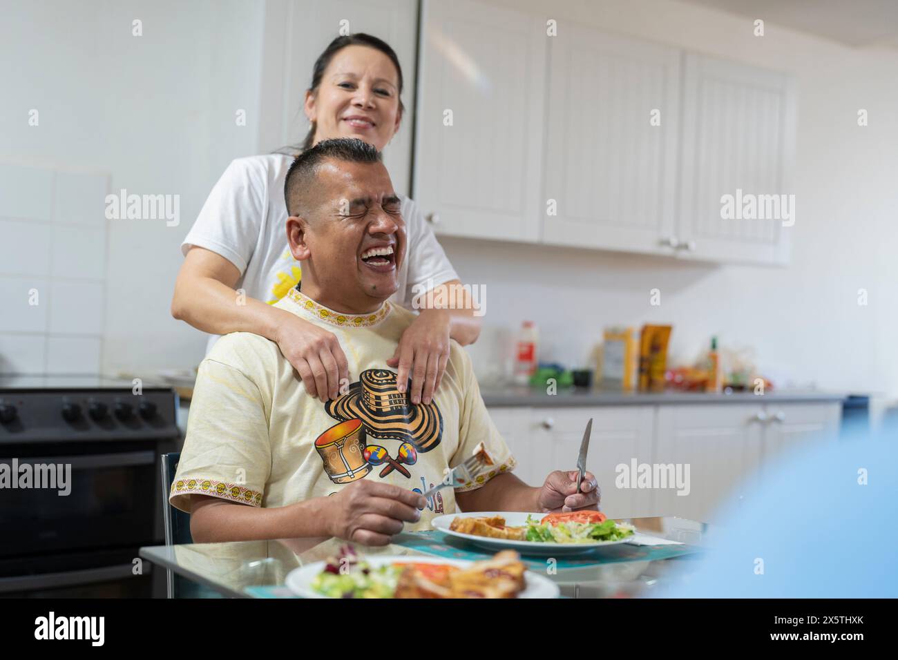 Family couple sitting in kitchen hi-res stock photography and images ...