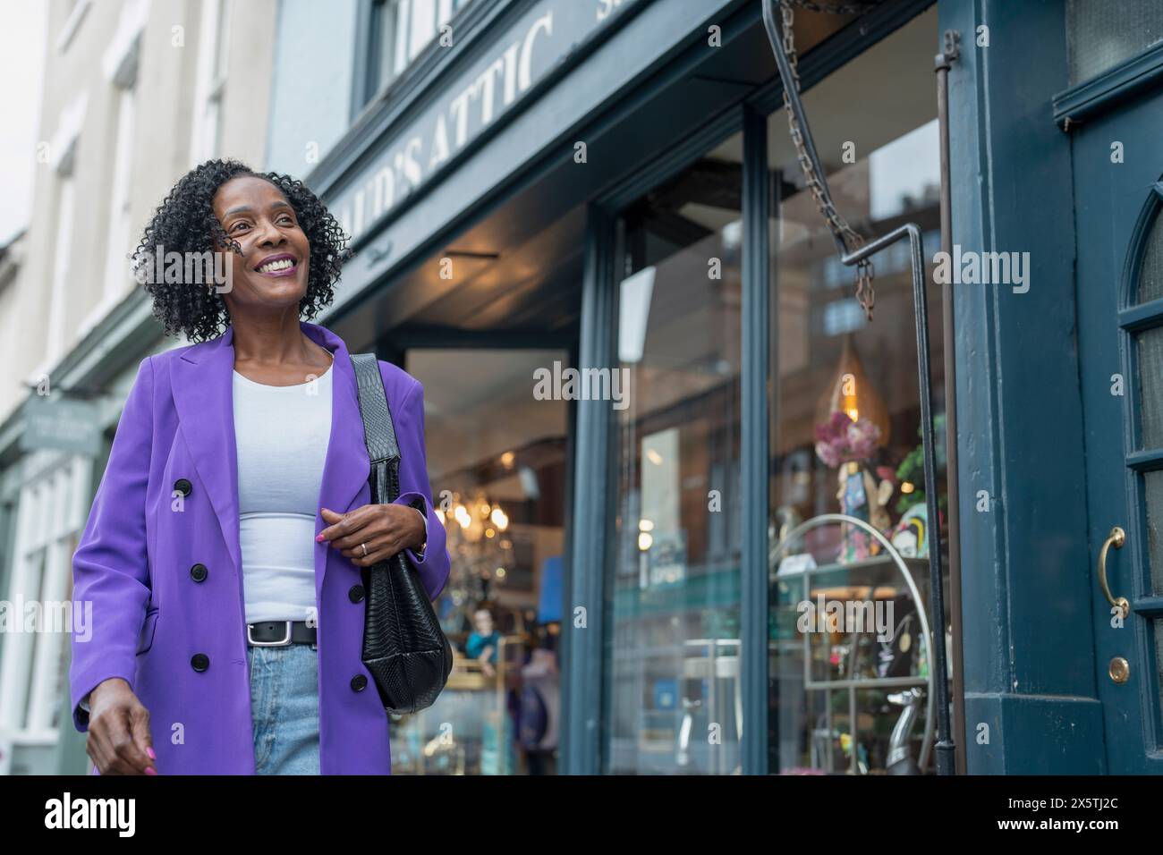 Looking into store hi-res stock photography and images - Alamy
