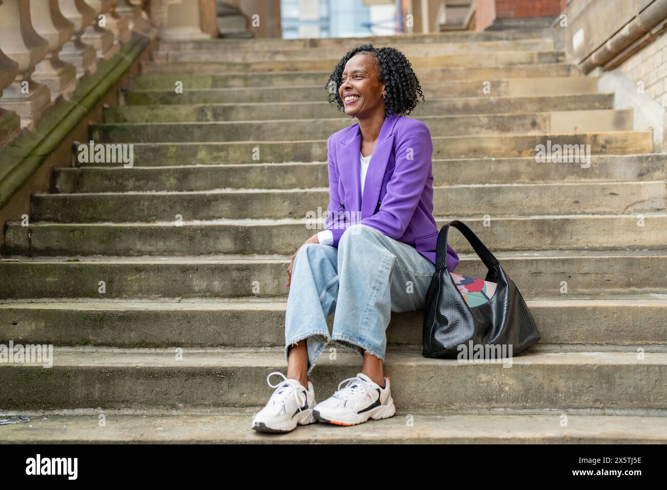 Woman sitting on steps hi-res stock photography and images - Alamy