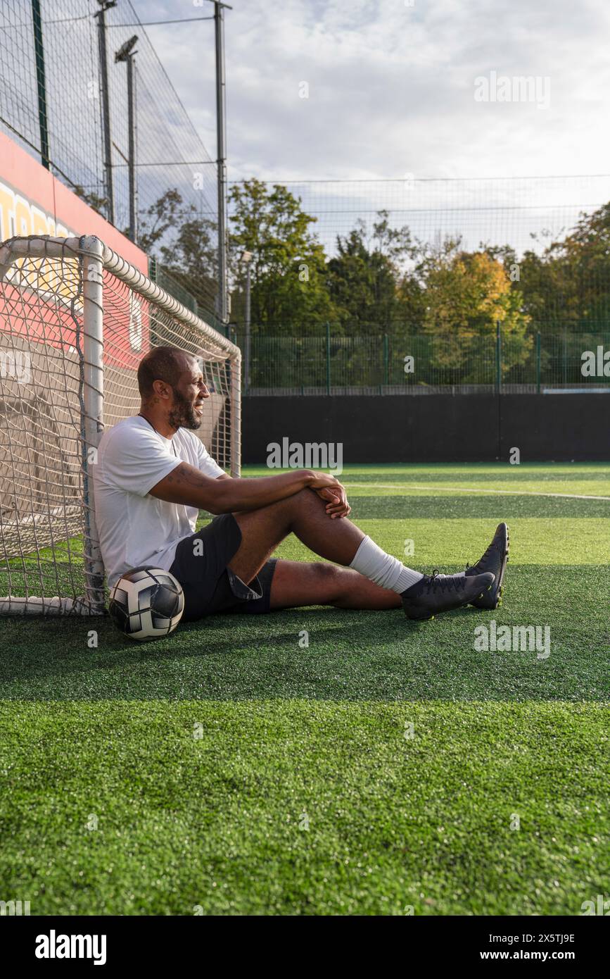 Soccer ball man athlete hi-res stock photography and images - Alamy