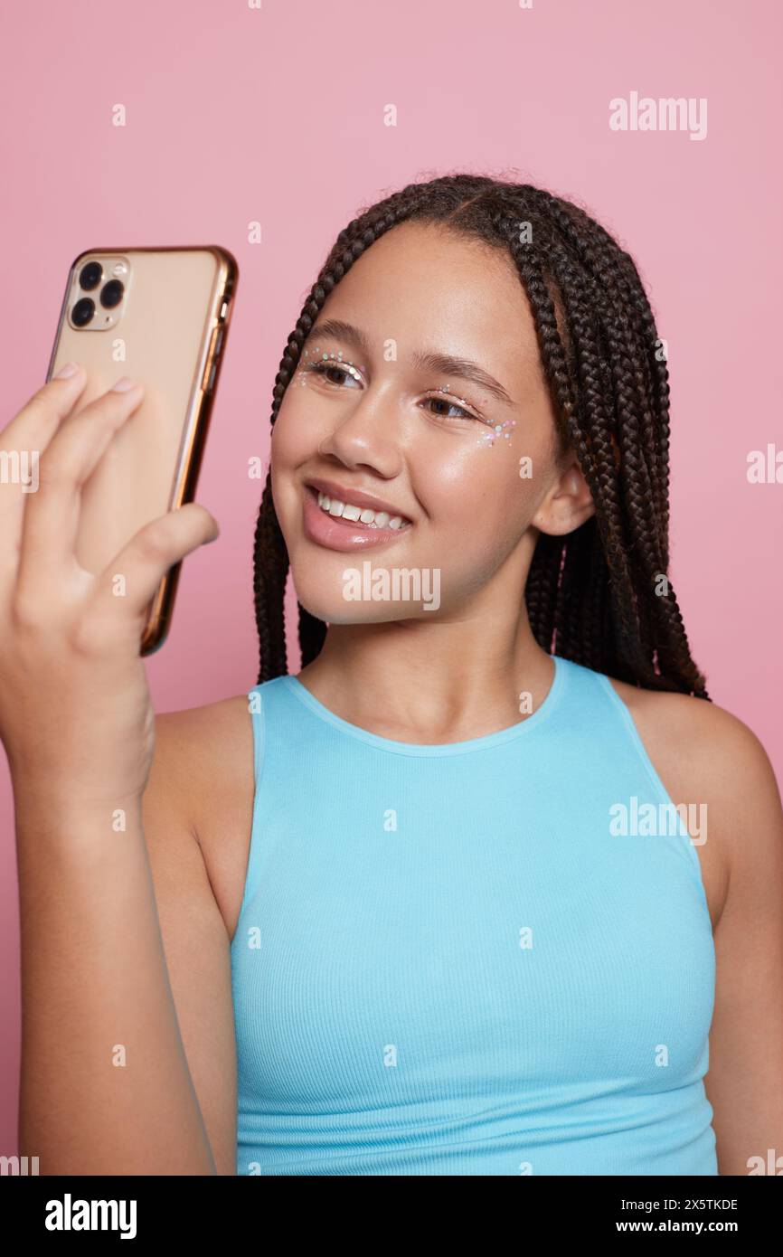 Taking selfie girl hi-res stock photography and images - Alamy