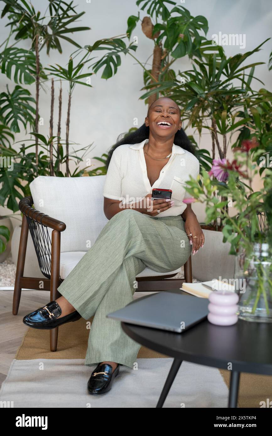 Crossed legs lounge uk hi-res stock photography and images - Alamy