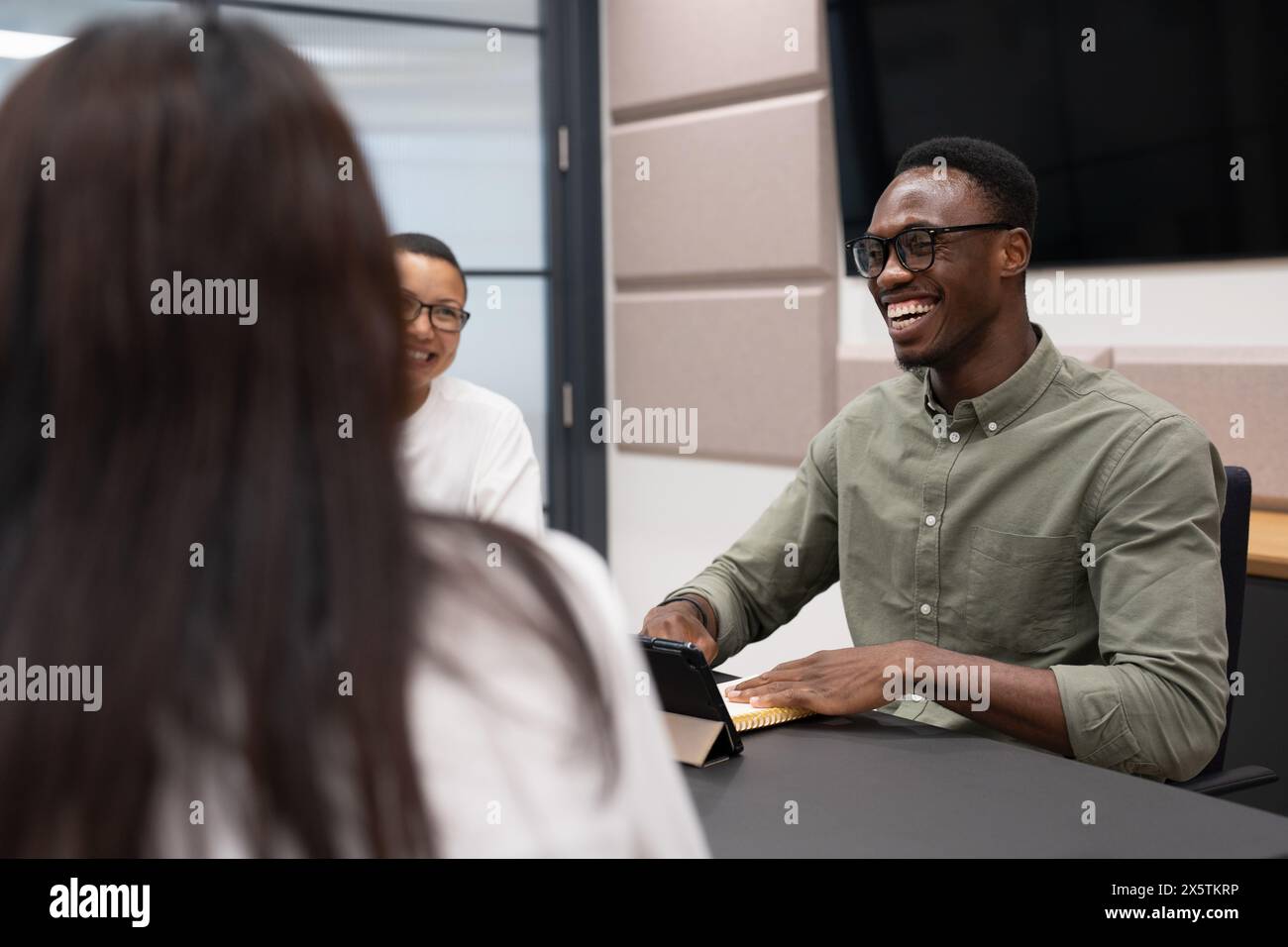 People in meeting room london hi-res stock photography and images - Alamy