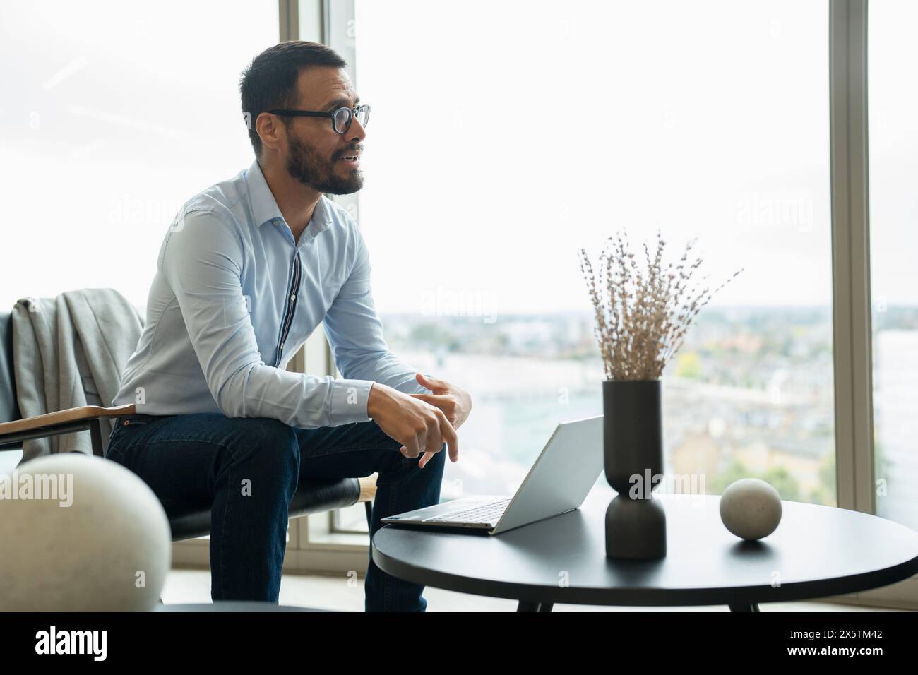 Person sitting table in lobby hi-res stock photography and images - Alamy