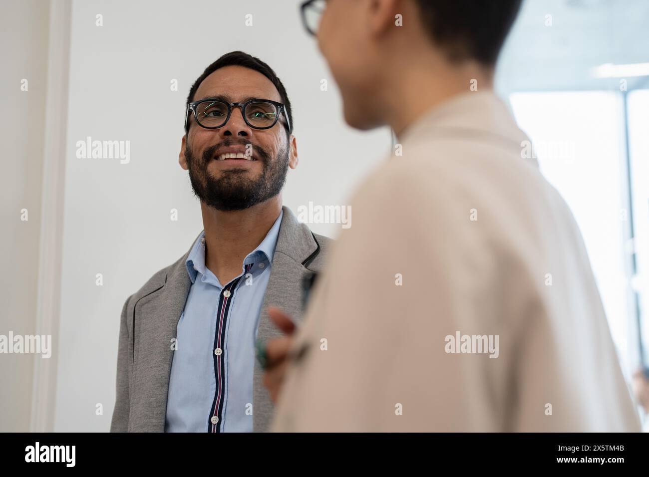 Talking office workers hi-res stock photography and images - Alamy
