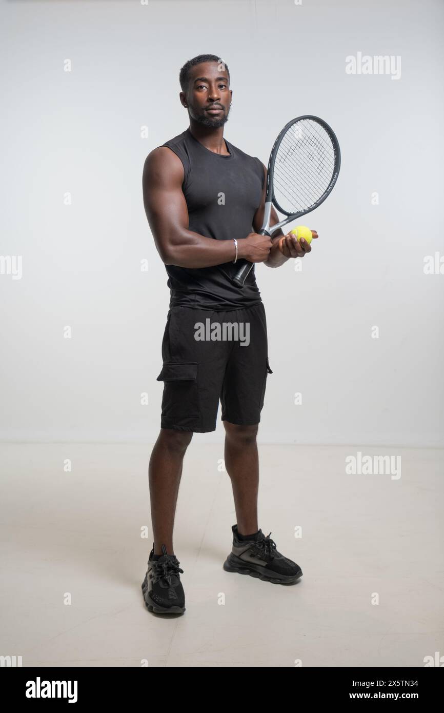 Man holding tennis racket training hi-res stock photography and images ...