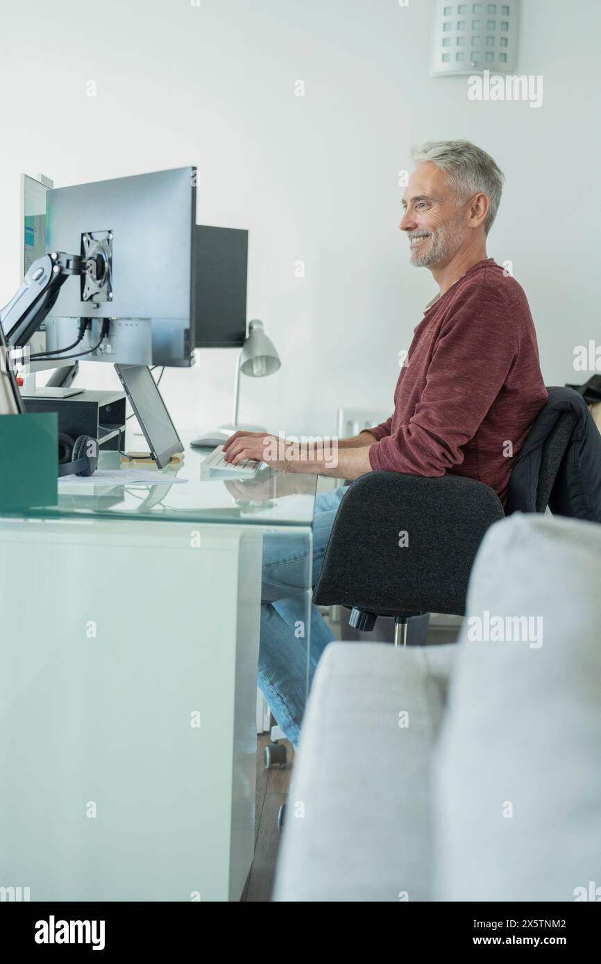 Home computer man uk hi-res stock photography and images - Alamy