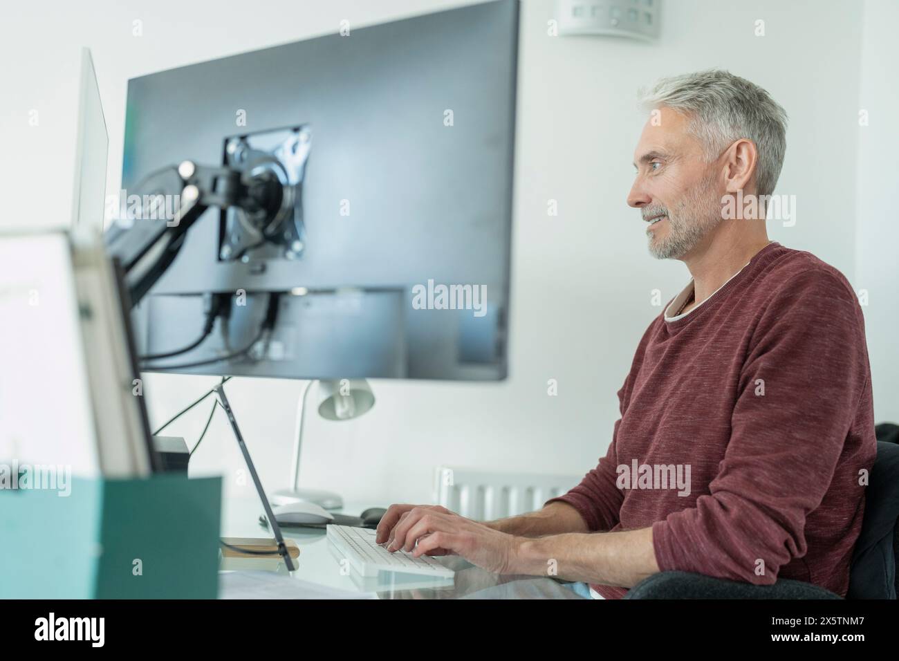 Man working home computer hi-res stock photography and images - Alamy