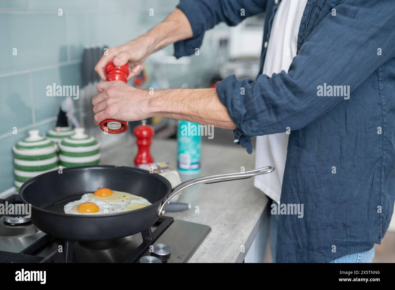 Hand frying eggs pan hi-res stock photography and images - Alamy