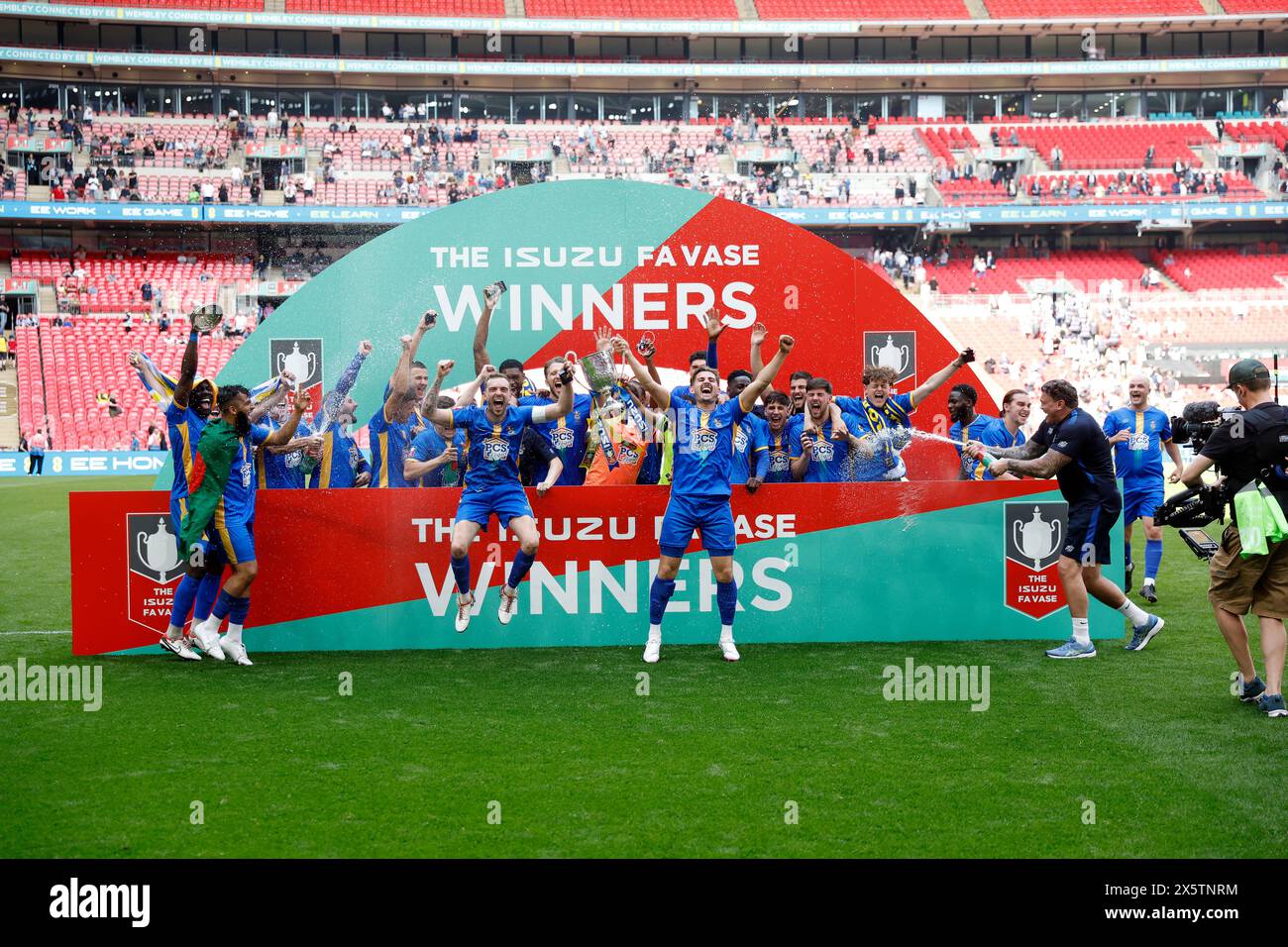 Romford celebrates their victory in the Isuzu FA Vase Final at Wembley ...