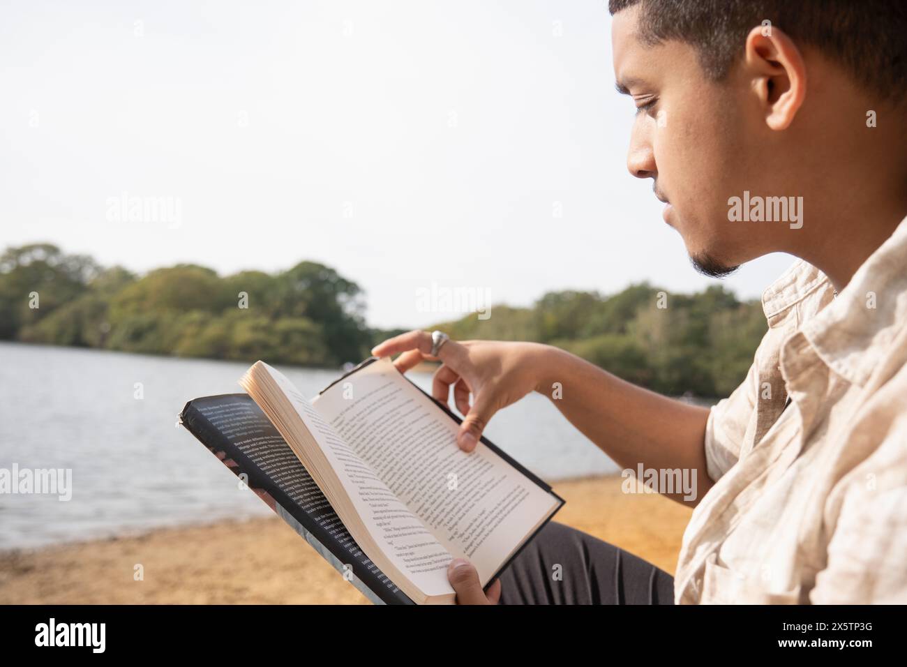 Man reading book close hi-res stock photography and images - Alamy