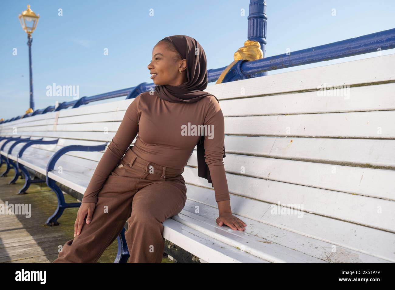 Muslim woman sitting on bench hi-res stock photography and images - Alamy