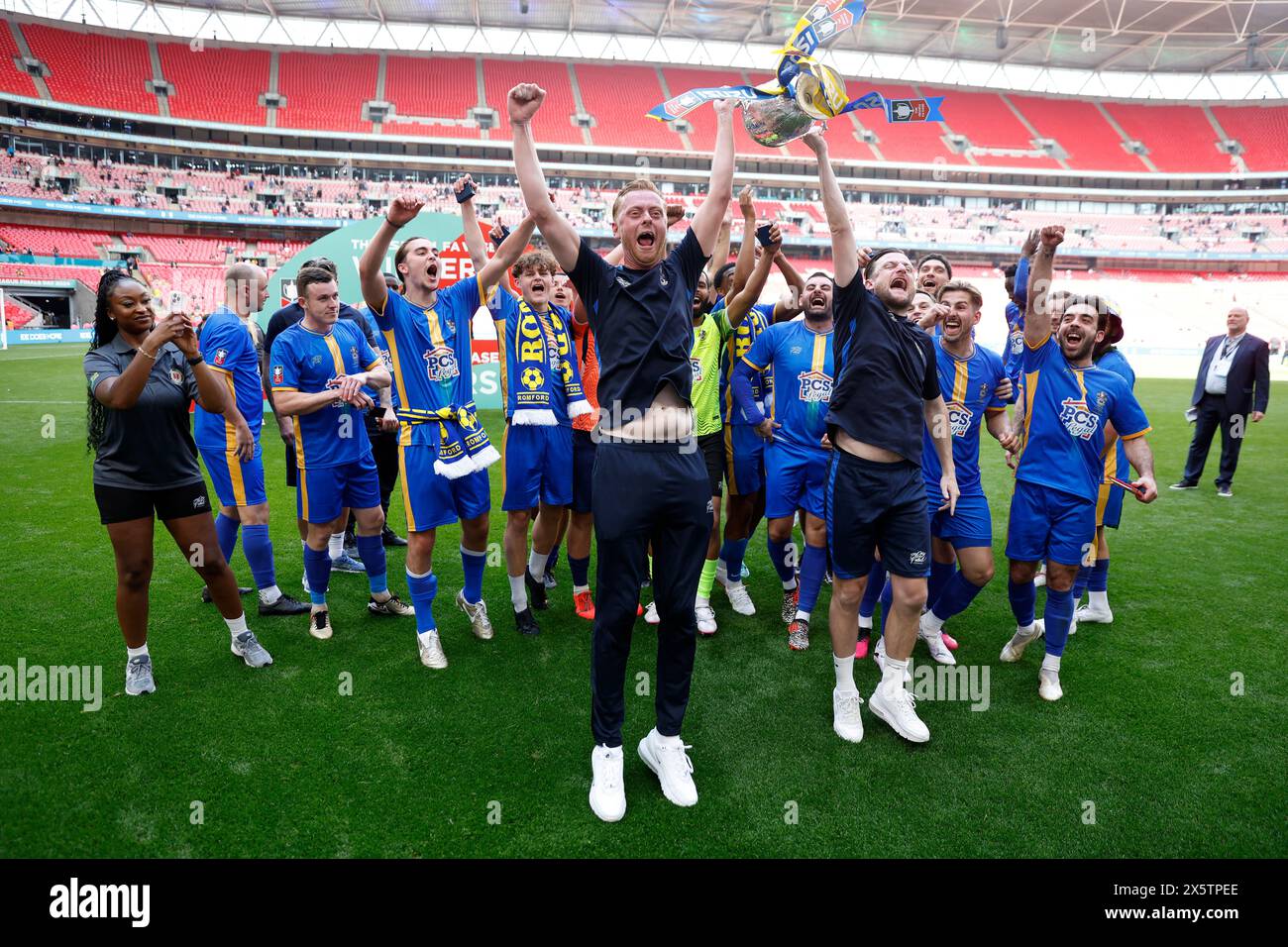Romford celebrates their victory in the Isuzu FA Vase Final at Wembley ...