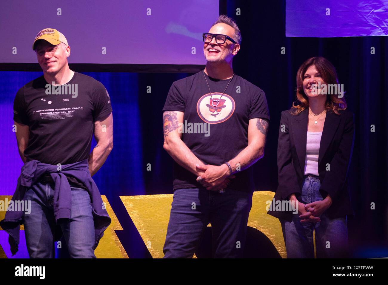 Anson Mount, Todd Stashwick und Nicole de Boer bei der Opening Ceremony ...