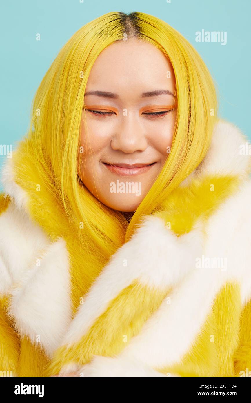 Smiling woman wearing yellow hi-res stock photography and images - Alamy
