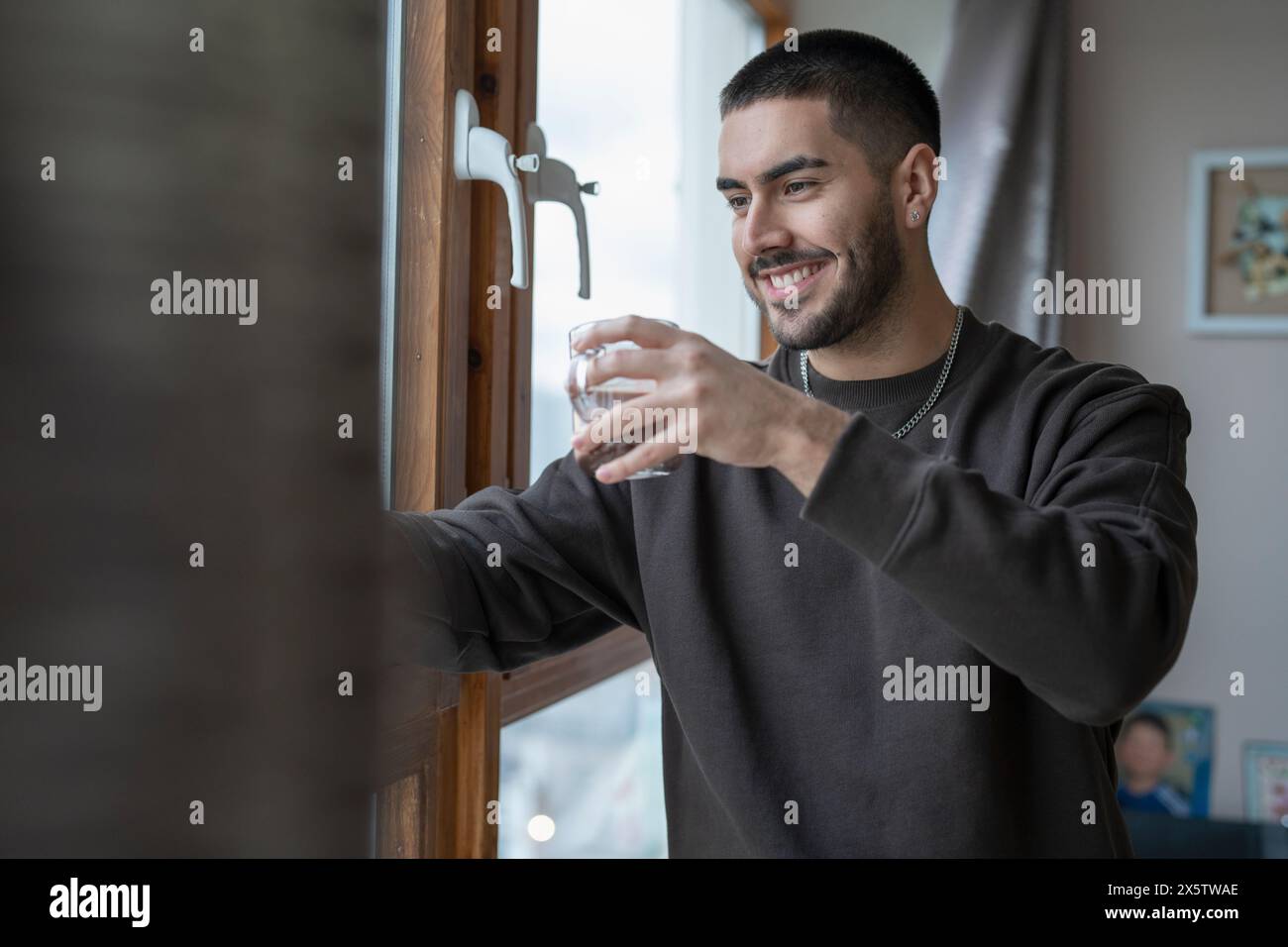 Man tea home hi-res stock photography and images - Alamy