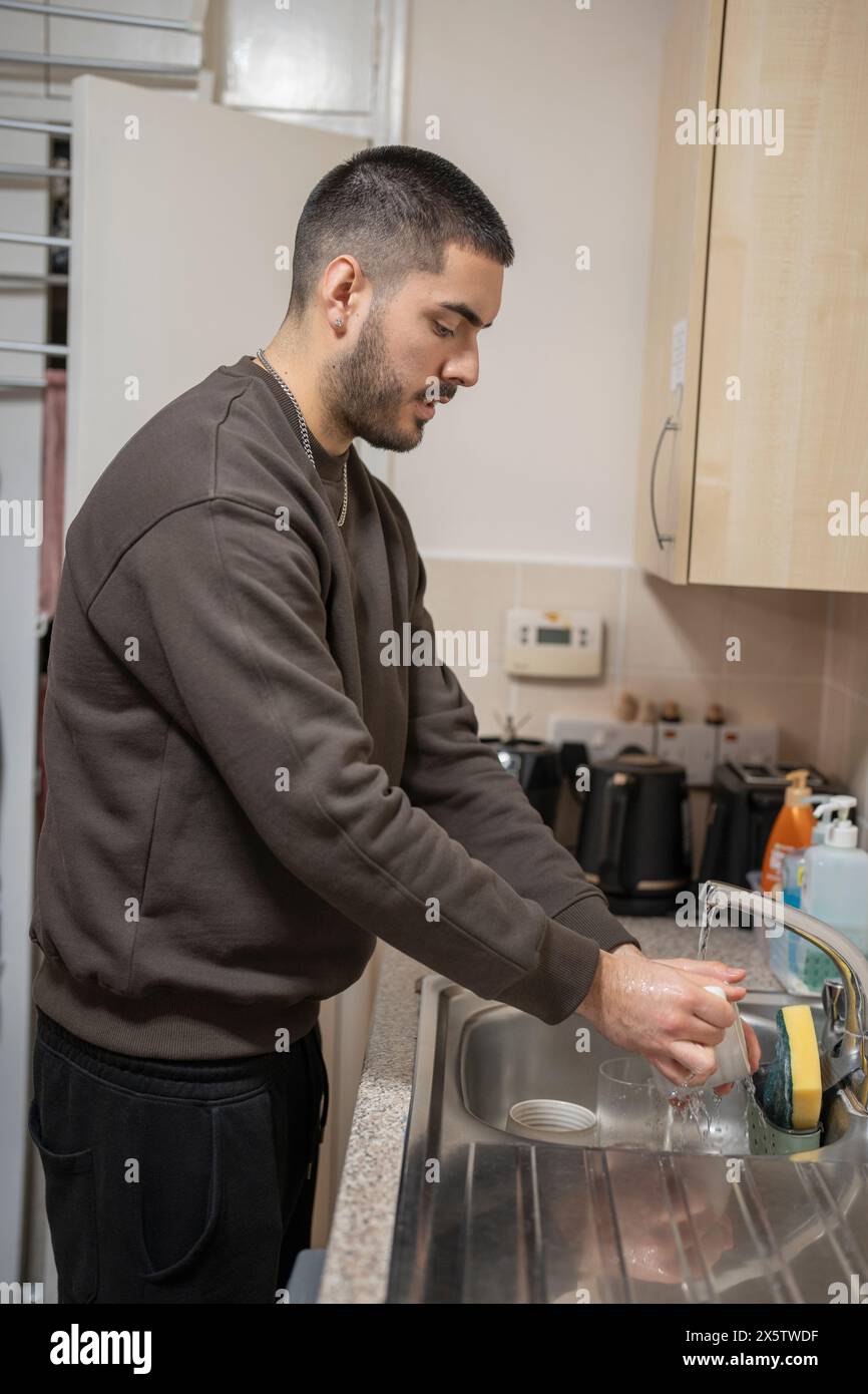 Man washing dishes hi-res stock photography and images - Alamy