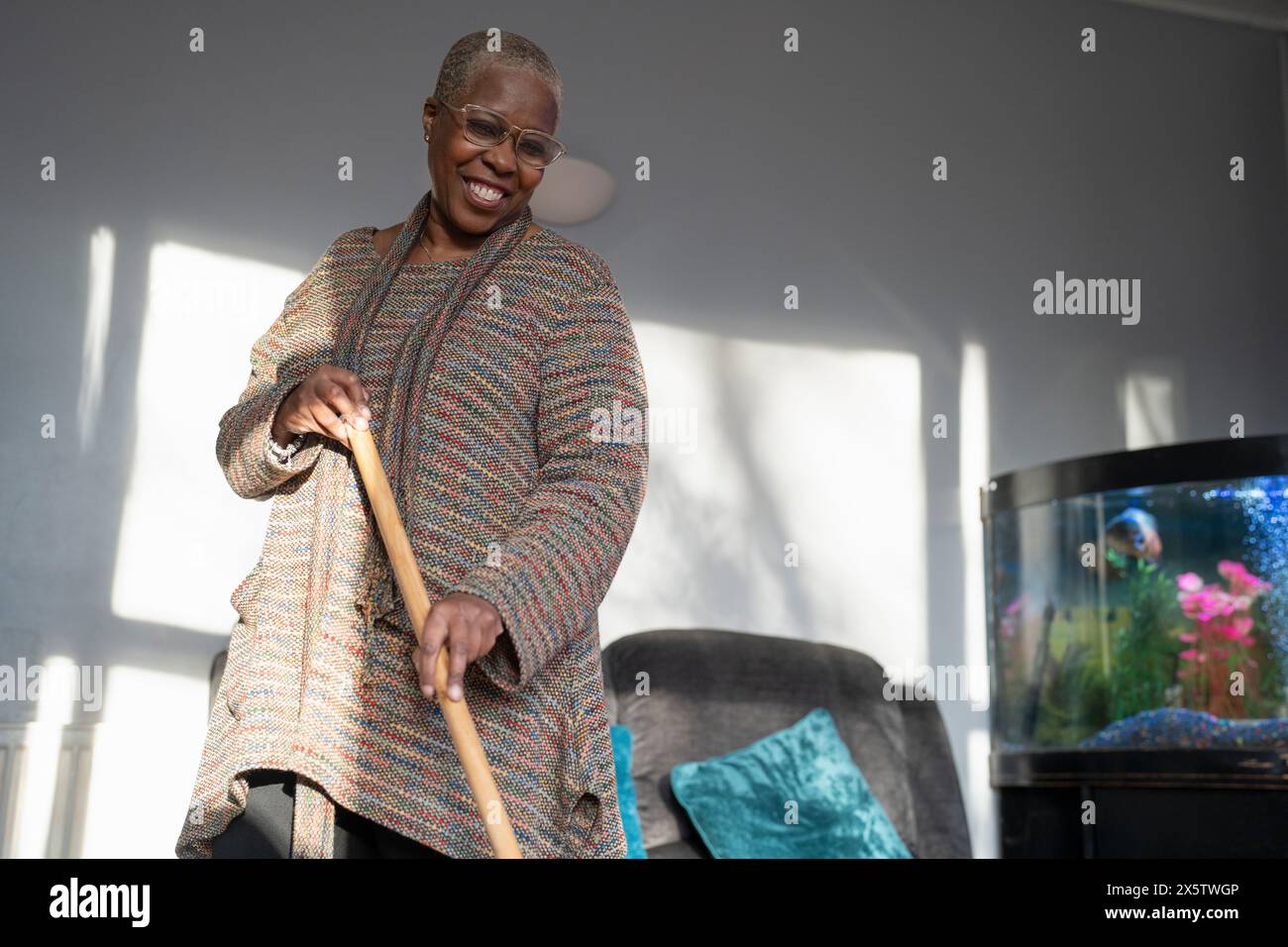 African woman sweeping hi-res stock photography and images - Alamy