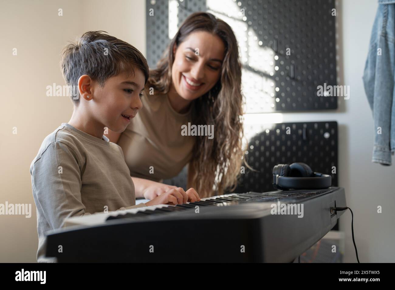 Mother and son (6-7) playing music keyboard at home Stock Photo - Alamy