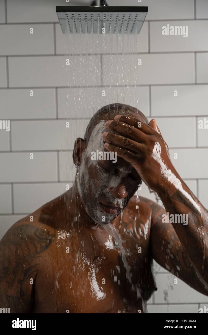 Man taking shower Stock Photo - Alamy