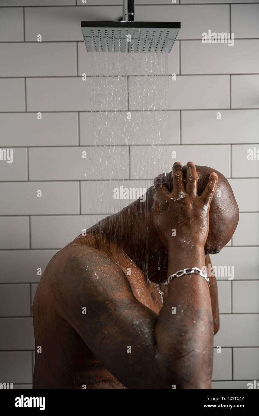 Man taking shower Stock Photo - Alamy