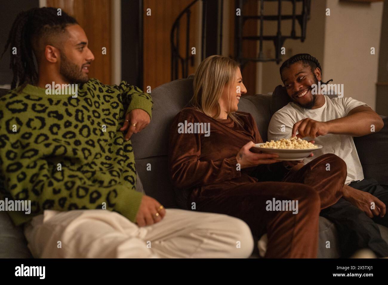 Friends sharing popcorn hi-res stock photography and images - Alamy