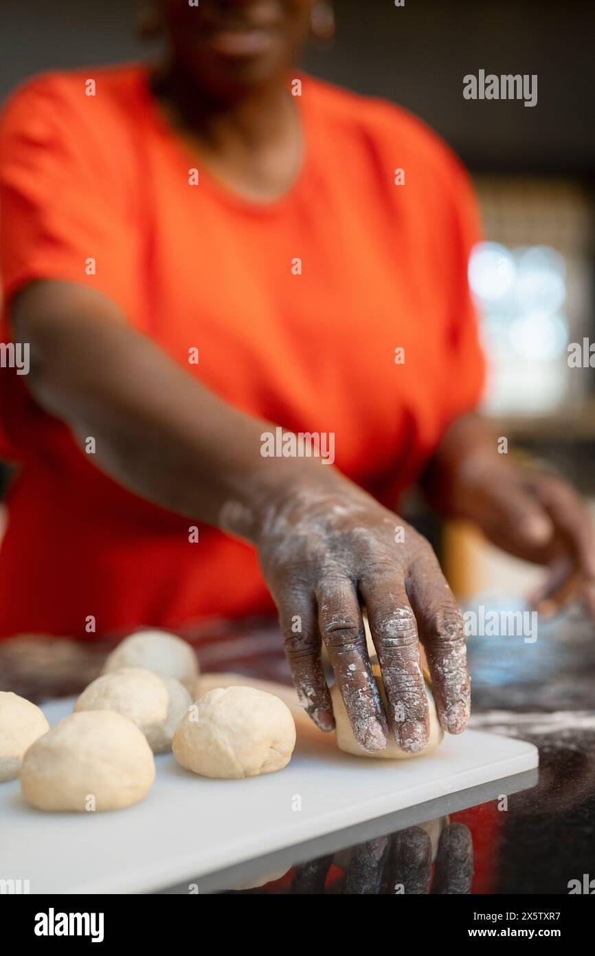 Woman cookies kitchen hi-res stock photography and images - Alamy