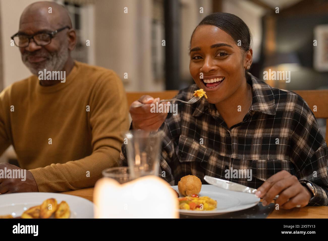 Family eating dinner together at home Stock Photo - Alamy