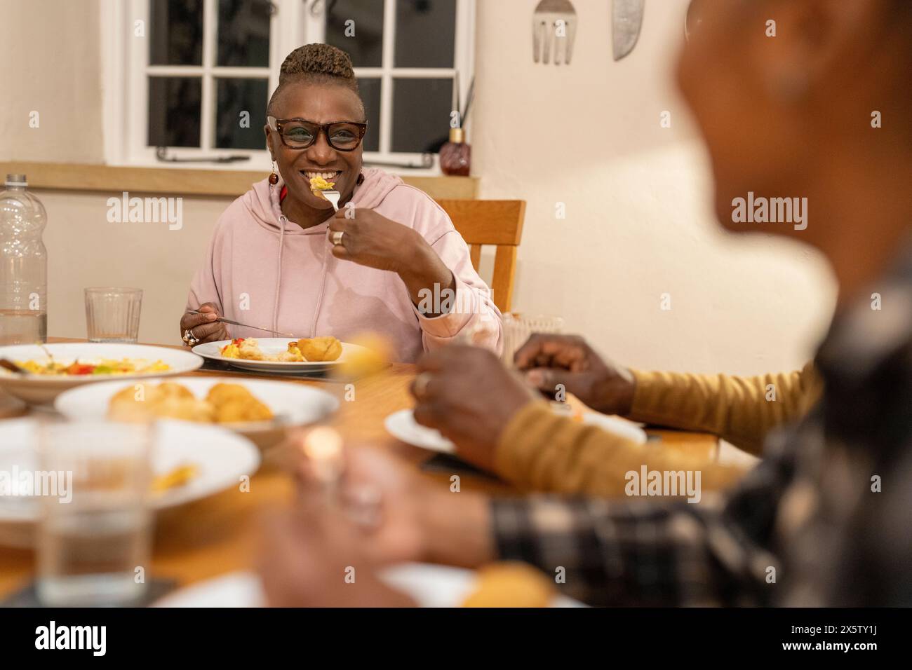 Family eating dinner together at home Stock Photo - Alamy